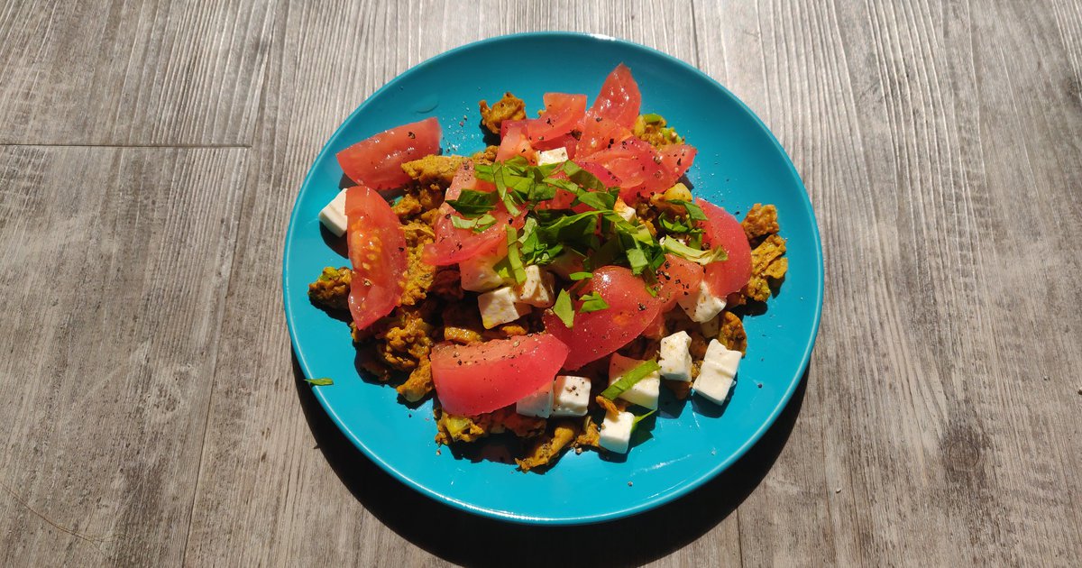 Brouillade d’œufs et salade tomate feta - Nota Banane